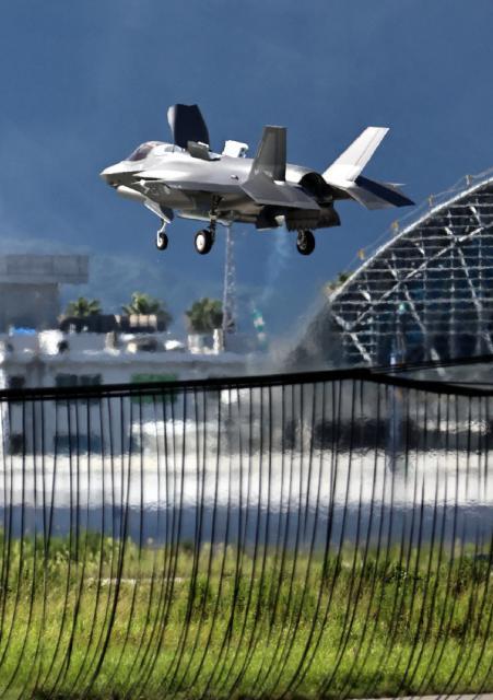 宮崎・新田原基地でF35B飛行実演 垂直着陸や短距離離陸 (宮崎日日新聞) - Yahoo!ニュース