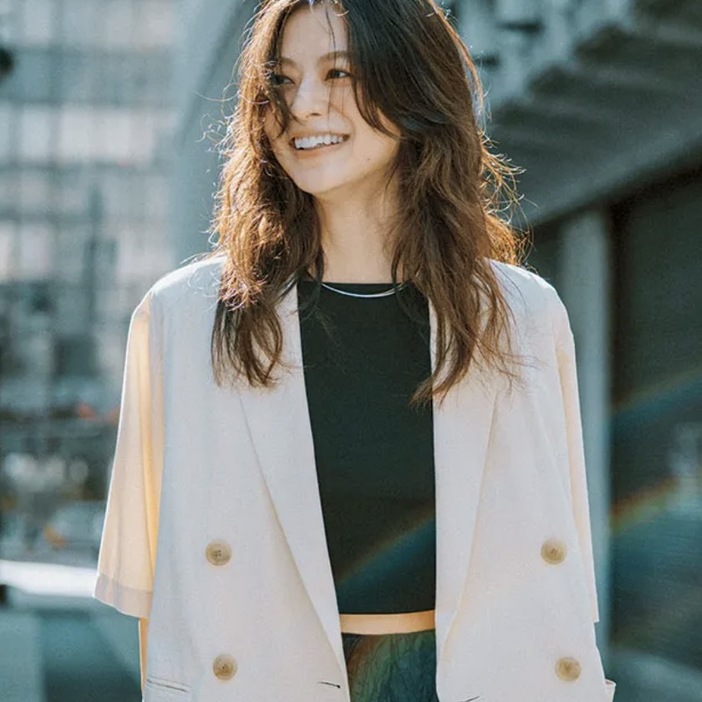 【emmi】のキレイめ服が「今どき通勤」にハマる！“程よくリラクシー”が今っぽい｜CLASSY. (magacol) - Yahoo!ニュース