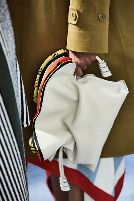 「ロエベ」新章へ マッコロー&ヘルナンデスが手掛けるデビューショー開催 (FASHIONSNAP) - Yahoo!ニュース