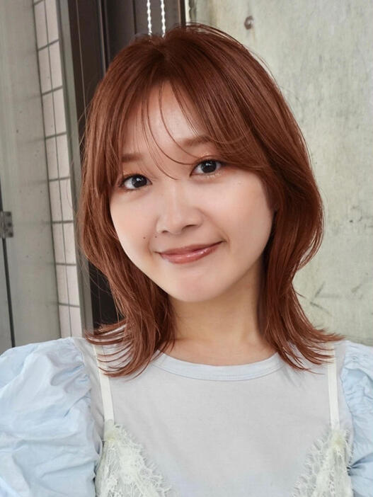 【大人に人気の髪型】ふんわりボリュームと顔の引き締め感をつくるレイヤーミディアムヘア (MAQUIA ONLINE) - Yahoo!ニュース