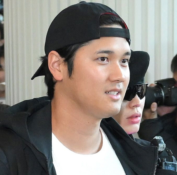 大谷翔平 球場入りでカメラをのぞき込むお茶目な行動 1番・DHで先発出場予定 疲労の色も感じさせず (デイリースポーツ) - Yahoo!ニュース