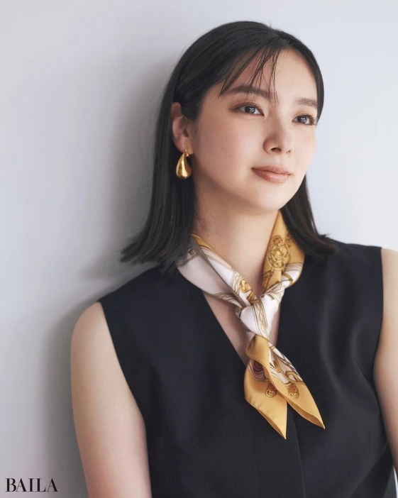 【大人の今日のコーデ】最旬スカーフアレンジ！ネクタイ巻きで華やぎとすっきりを両立 (＠BAILA) - Yahoo!ニュース