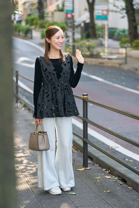 【ZARA・ホワイトデニム】ワイドデニムは白を選べばきれいめに！〈40代オシャレSNAP〉｜STORY (magacol) - Yahoo!ニュース