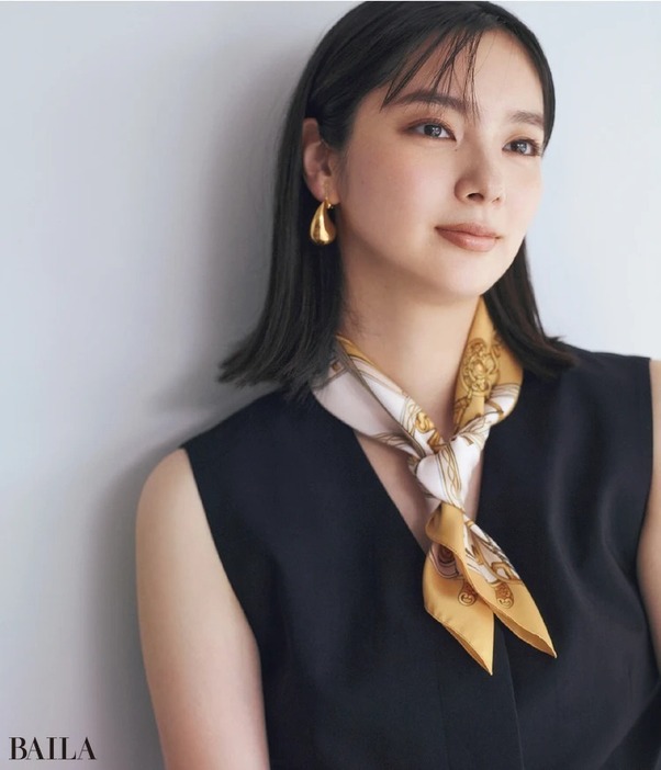 顔まわりすっきり！スカーフの「ネクタイ巻き」のやり方 (＠BAILA) - Yahoo!ニュース