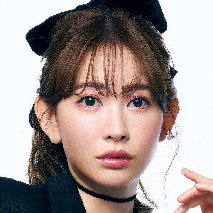 小嶋陽菜さん、マキア12月号表紙で“女スパイ”に変身!? 話題のメイクを解説！ (MAQUIA ONLINE) - Yahoo!ニュース