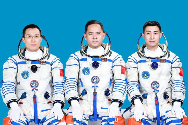 中国、宇宙ステーション「天宮」に向けて3人の宇宙飛行士を打ち上げ (UchuBiz) - Yahoo!ニュース
