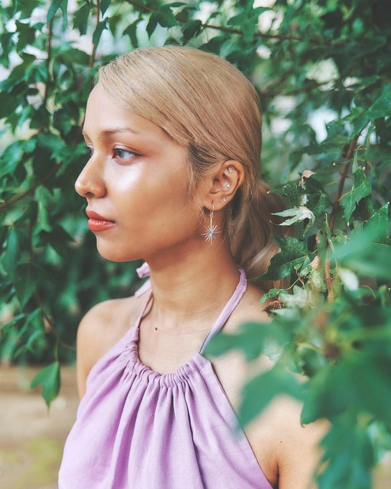 シャラ ラジマがアクセサリーに込める「踊り子」への想い。ブランド〈ホーリーブルー〉からアンクレットやピアスを発表 (GINZA) - Yahoo!ニュース