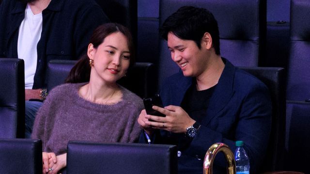 大谷翔平夫妻がNBA生観戦 真美子さんは紫のセーターとラフないでたち 夫のオフを夫婦で楽しむ (日テレNEWS NNN) - Yahoo!ニュース