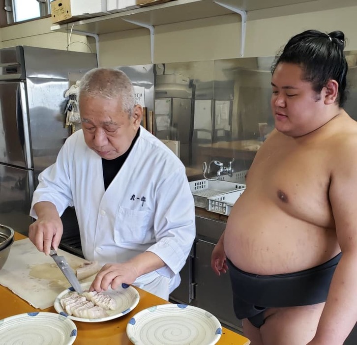 ちゃんこ場で力士と過ごす九州場所、年に一度の「大将」は琴桜初優勝に「うれしかです」 料理人と佐渡ケ嶽部屋、ふぐがつないだ30年超の縁 (47NEWS) - Yahoo!ニュース
