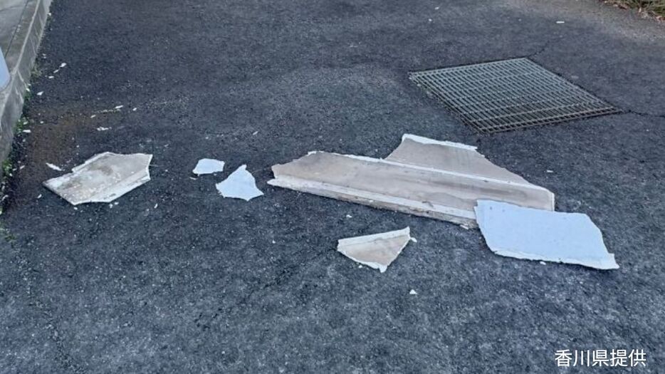 香川県青年センターで体育館の軒裏の天井板の一部が落下 長さ約180センチ重さ約6キロ けが人なし (RSK山陽放送) - Yahoo!ニュース