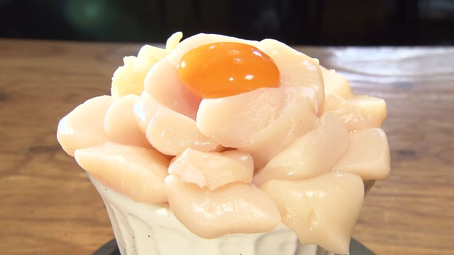 積み上がるホタテ！こんな時こそPR！噛めば噛むほど甘味溢れる「帆立豪快丼」が破格の安さで_中国の輸入停止などで苦境のホタテ漁師が" 5年もの ...