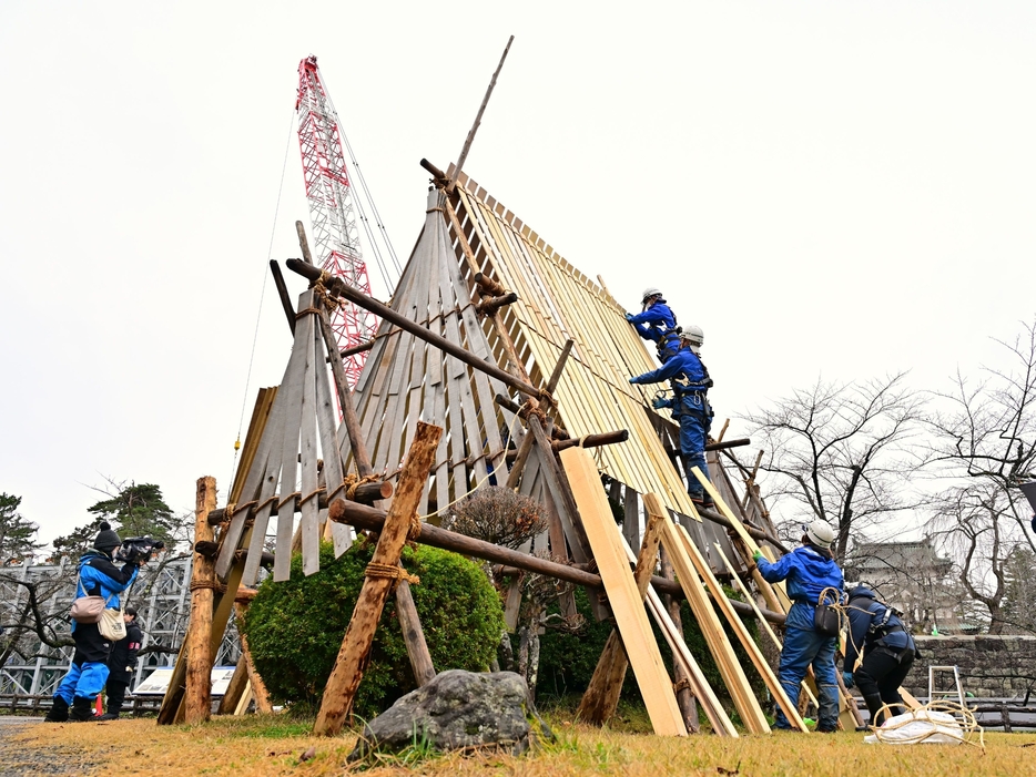 弘前公園で雪囲い、雪吊り作業進む (陸奥新報) - Yahoo!ニュース