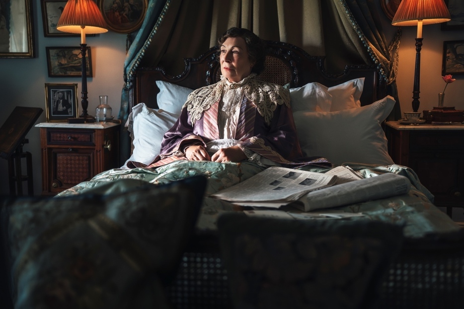 アンジェリカ・ヒューストンが語る、"ベッドの上の女家長"の素顔――『アガサ・クリスティー ゼロ時間へ』インタビュー (HOMINIS（ホミニス）) - Yahoo!ニュース