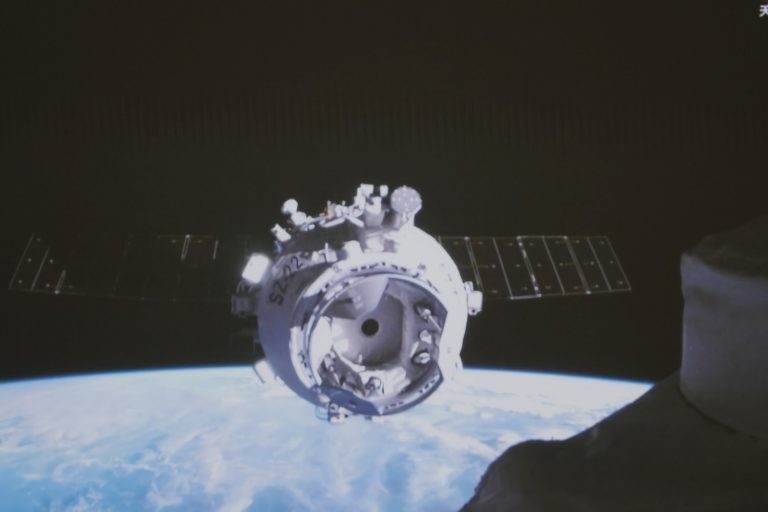 中国、宇宙船「神舟20号」を無人で帰還させる方針–デブリで損傷 (UchuBiz) - Yahoo!ニュース