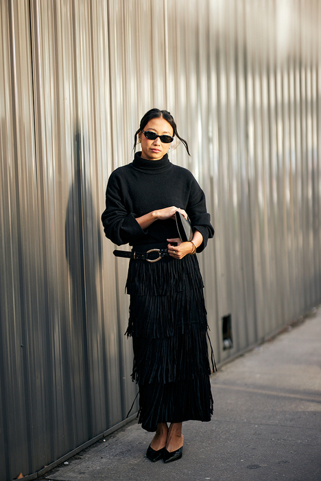 シンプルなのに洒落見えする冬の「黒ニット」大人の着こなしアレンジ術【オーバー50代・海外マダムスナップ】 (webマガジン mi-mollet) - Yahoo!ニュース