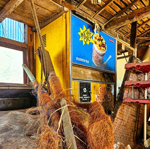 屋外に半世紀近く置かれていた…「初代カップヌードル自販機」を昭和当時の姿でレストア中 「管が降りてきて蓋をプスッ」お湯を注ぐ仕組みも再現へ (まいどなニュース) - Yahoo!ニュース