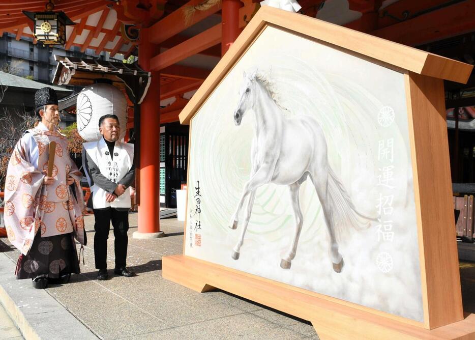 駆ける白馬、争いのない世界に導いて 生田神社に「午」の絵馬奉納 1月末まで境内で披露 (神戸新聞NEXT) - Yahoo!ニュース