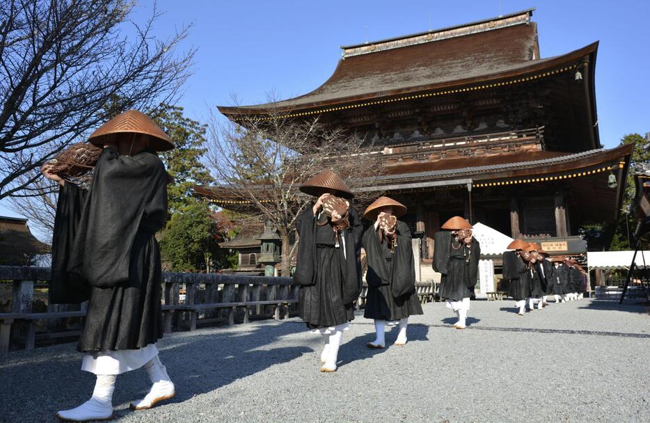金峯山寺門前町で僧侶托鉢、奈良 世界遺産、師走の風物詩 (共同通信) - Yahoo!ニュース