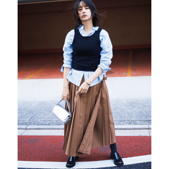 【冬の通勤コーデ6選】かっちりしすぎないキレイめカジュアルな着こなし｜CLASSY. (magacol) - Yahoo!ニュース